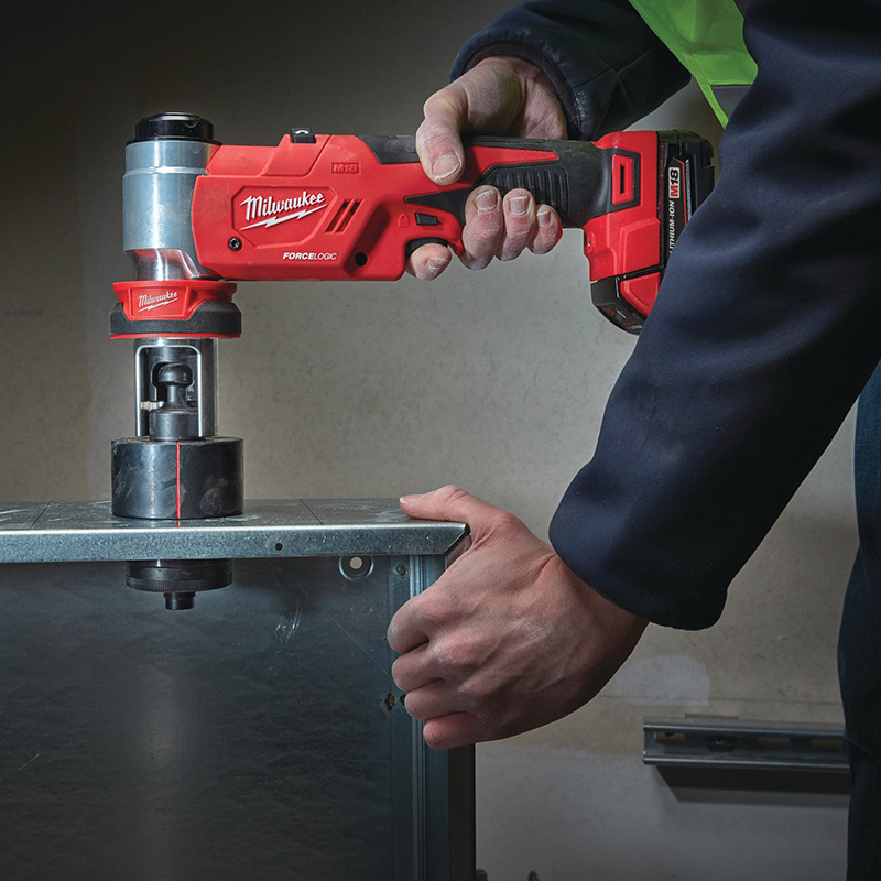 EMPORTE-PIÈCE HYDRAULIQUE MILWAUKEE M18 HKP-201CA 18V/2A